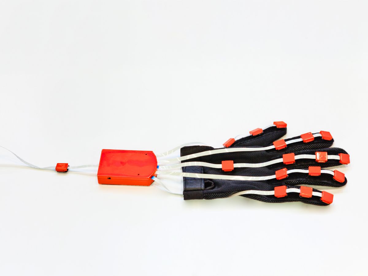 What Are VR Haptic Gloves, Where Can You Find The Best Ones?